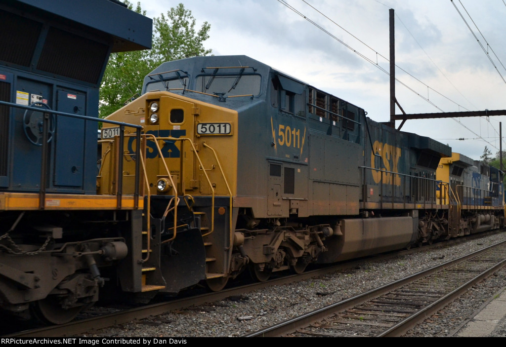 CSX AC60CW 5011 trails on Q034-10